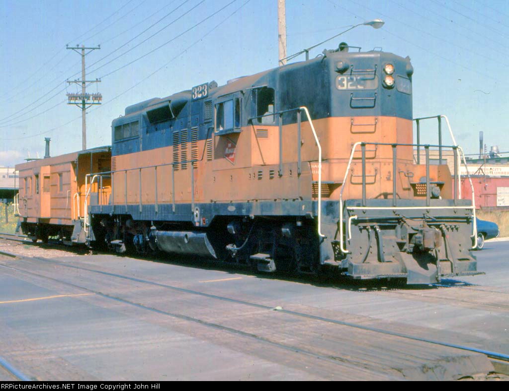 1002-24 MILW 323 at Cleveland Ave on Short Line